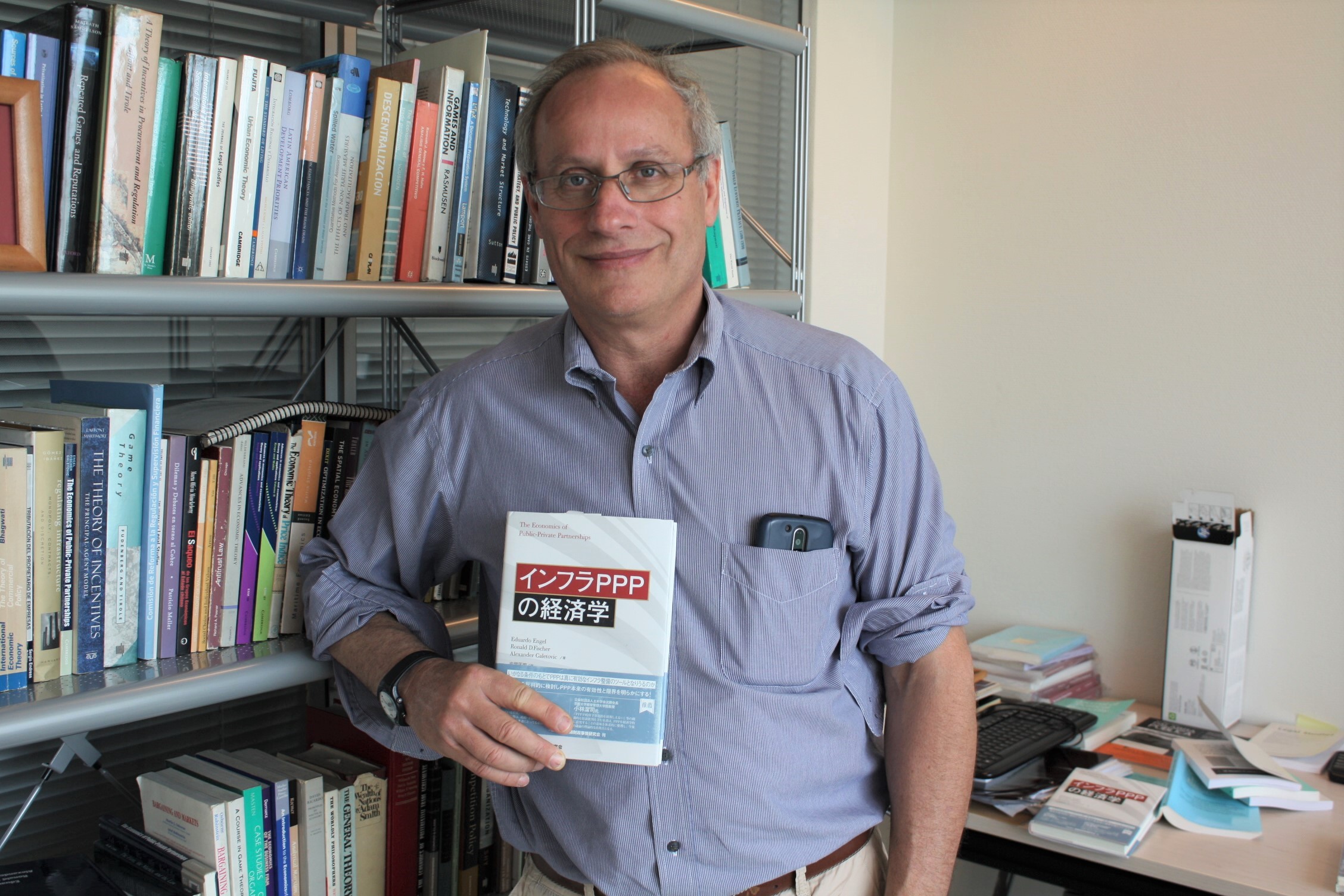 Libro de R. Fischer, E. Engel y A. Galetovic editado en japonés ...